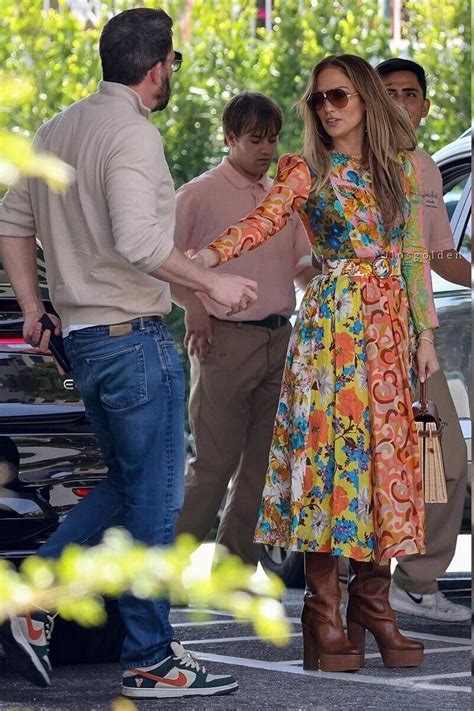 تاثیر شگفت انگیز جنیفر لوپز در فروش لباس خوشرنگ و کولی طور برند Zimmerman