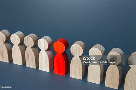 군중 속에 있는 빨간 남자 낯선 사람 눈길을 끄는 다른 특별 전염병 확산의 위협을 운반하는 감염 침입자 감지 커밍아웃 다른 집단 면역 사회적 거리 0명에 대한 스톡 사진 및