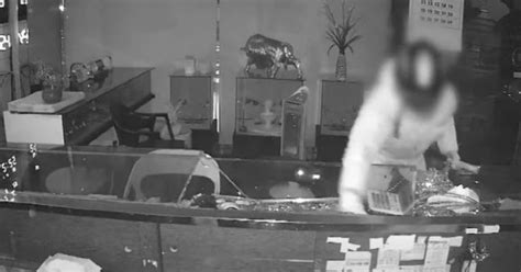 30초만에 7000만원 털려 헬멧 쓴 금은방 절도범 오토바이 타고 도주