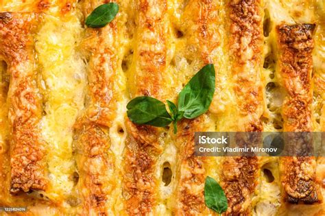 토마토 소스와 치즈를 곁들인 고기 카넬로니 이탈리아 요리 회색 배경입니다 맨 위 보기 0명에 대한 스톡 사진 및 기타 이미지