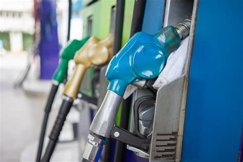 자동차 연료 디스펜서 석유 유통 센터 여행 개념 화석 에너지의 사용을 감소 지구 온난화 오염 및 복사 공간 연료 부족 0명에 대한 스톡 사진 및 기타 이미지 Istock