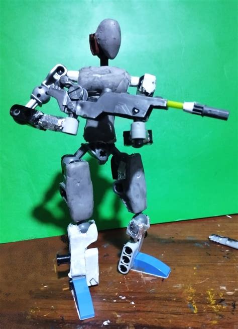 day 7 making a transformer adding weapons and kibble r transformers