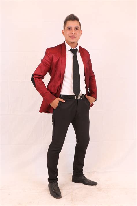 무료 이미지 사람 소송 가죽 남성 서 있는 무늬 모델 봄 빨간 유행 의류 재킷 겉옷 미소 턱시도