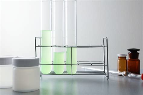 연구 실험실에서 유리 플라스 크 솔루션을 테스트 합니다 0명에 대한 스톡 사진 및 기타 이미지 0명 과학 실험 비커 Istock