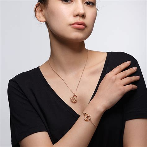 Ck项链女高级设计感小众轻奢暖心玫瑰金锁骨链手链生日礼物 虎窝淘