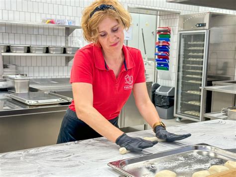 Pan Precel Otwiera Lokal Na Oławskiej Przyjdź I Spróbuj Precla Za Darmo Miejscawewroclawiupl