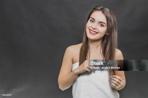 헤어 케어 목욕 후 아름 다운 여자의 근접 촬영 헤어 솔 질 건강 한 스트레이트 브라운 머리 젊은 여 자가 나무 빗으로 그녀의 긴 젖은 머리를 닦아 건강과 미용 개념입니다