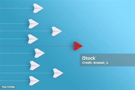파란색 배경에 창조적 인 종이 비행기 리더십과 성공 Conceptgroup 의 백서 평면 한 방향으로 다른 방법으로 가리키는 하나의 빨간 종이 비행기 개념에 대한 스톡 사진