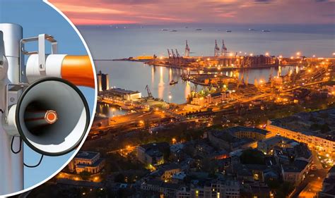 Силни взривове в Одеса след атака с дронове хората се крият в бомбоубежищата Информационна