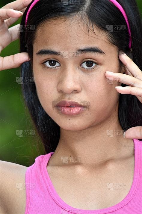 一个漂亮的女孩和困惑