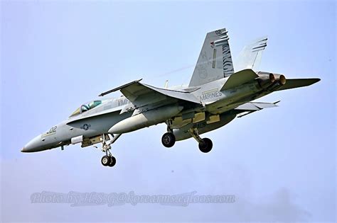 한국 공군 전투기와 미 해병대 F A 18 F 35b 연합공중훈련 수행중
