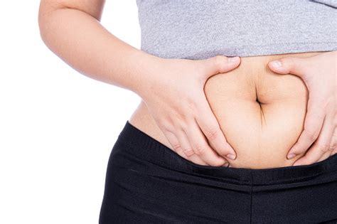 과도한 뚱뚱한 배를 들고 뚱뚱한 여자 백색 배경 위에 고립 된 과체중 지방 배 다이어트 라이프 스타일 체중 감소 위 근육 건강