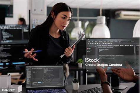컴퓨터를 사용하여 Html 코드를 작성하고 알고리즘 프로그램을 개발하는 다양한 앱 개발자 팀 3 명에 대한 스톡 사진 및 기타 이미지 Istock