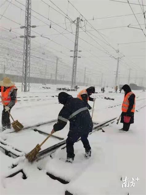 受湖南部分地区雨雪冰冻天气影响，12月27日深圳北站部分旅客列车停运车站服务台深圳北站