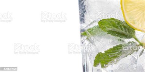 레몬 민트 잎 얼음 조각으로 물 유리에 복사 공간을 닫습니다 0명에 대한 스톡 사진 및 기타 이미지 0명 각얼음 감귤류 과일 Istock