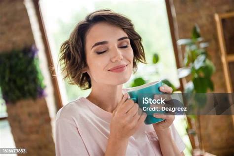 하모니 기쁨 백일몽 사진 편안한 젊은 아가씨는 매일 좋아하는 카카오를 마시며 사무실 직장 배경에서 좋은 아침을 즐긴다 25 29세에 대한 스톡 사진 및 기타 이미지 Istock
