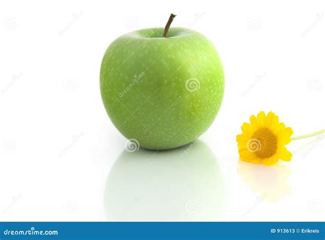 Grenn Apple Stock Image Image Of Close Health Juicy 913613