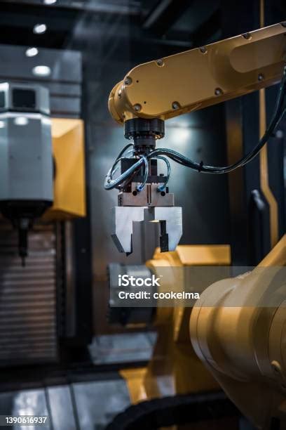 로봇 팔의 현대 산업 기술입니다 자동화 된 생산 셀입니다 산업용 로봇팔에 대한 스톡 사진 및 기타 이미지 산업용 로봇팔 일함 컴퓨터 Istock