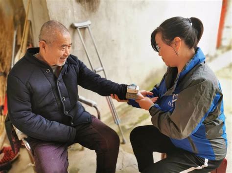 湖北孝昌县志愿者联合会让爱暖夕阳关爱空巢老人 周友元
