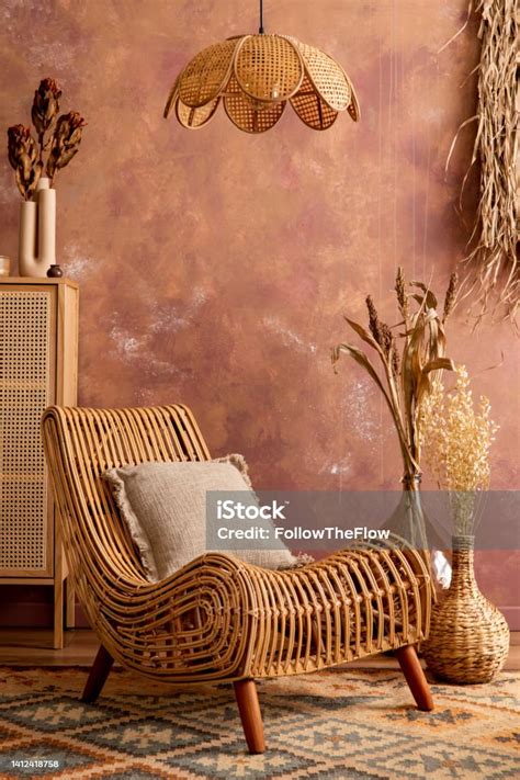 등나무 갑옷 의자 베개 카펫 Commode 및 식물이있는 세련된 보호 빈티지 식당 인테리어 갈색 벽과 등나무 램프 가정 장식 템플렛 가구에 대한 스톡 사진 및 기타 이미지