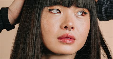 긴 검은 머리를 한 여성이 사진을 찍기 위해 포즈를 취하고 있습니다 사진 Unsplash의 스튜디오 이미지