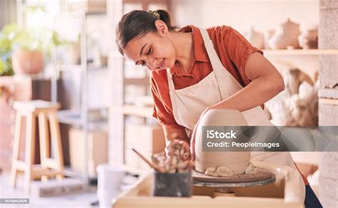 도자기 바퀴 작업장 및 여성 금형 조각 디자인 점토 제조 생산 또는 예술 제품 창의적인 소매점 공예 프로세스 또는 스타트 업 소기업 소유자 근로자 또는 스튜디오 아티스트