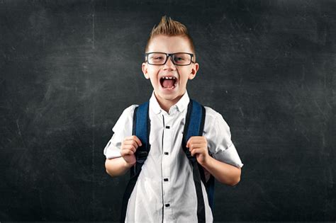 학교 위원회의 배경에 초등학교에서 소년의 초상화 학교 기술 주 9 월 학교 활동의 시작의 첫 번째 개념 교육에 대한 스톡 사진 및 기타 이미지 Istock