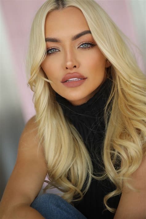 Lindsey Pelas
