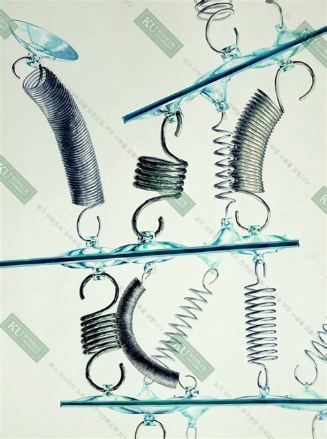 특이구도에 있는 🥑님의 핀 용수철 그림 디자인 예술 디자인