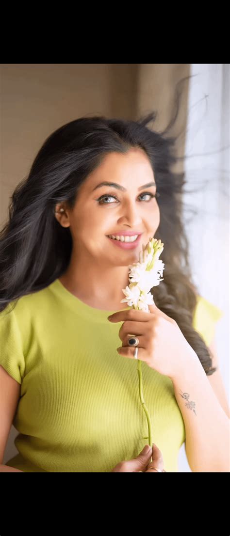 Just Naked Yourself To Splash Litres Of Water 💦 On Her Pics Sultry Pics