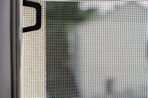 곤충으로부터 보호하기 위해 창문에 모기 철망 설치를 닫습니다 방충망에 대한 스톡 사진 및 기타 이미지 방충망 수리 영사막