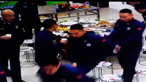 消防员的年夜饭：吃到一半连续3次出警七环视频澎湃新闻 The Paper