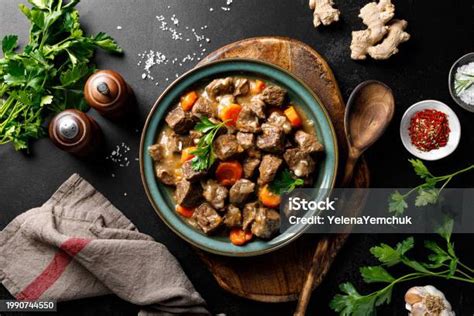 당근과 양파를 곁들인 쇠고기 고기 굴 라시 쇠고기와 당근 스튜 평면도 스튜에 대한 스톡 사진 및 기타 이미지 스튜 어두운