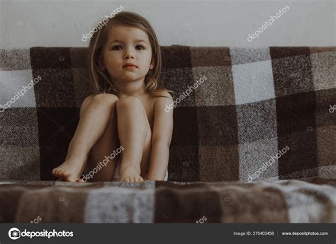 Милая Маленькая Девочка Одетая Трусики Сидит Диване Комнате Родителей