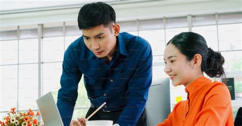 두 명의 사업가가 사무실 회의실에서 프로젝트 전략에 대해 이야기합니다 사업가는 재무 데이터 보고서에 대한 대화와 조언을 하면서 현대 직장에서 동료와 프로젝트 계획에 대해