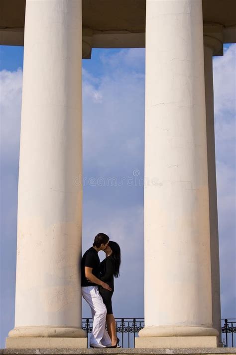 Il Ragazzo E La Ragazza Stanno Baciando Immagine Stock Immagine Di