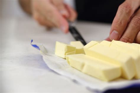 요리사 버터를 다이 싱입니다 레몬 마스 파이 시리즈를 만들기 남자에 대한 스톡 사진 및 기타 이미지 남자 레몬 마스카포네