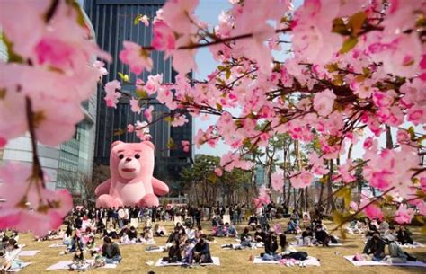 잠실에 15m 초대형 벨리곰 전시…주말 50만명 몰렸다