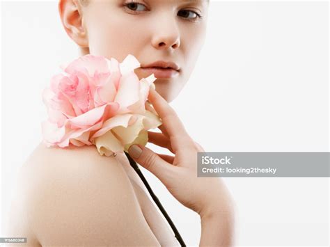 뷰티 패션 초상화입니다 메이크업과 꽃으로 아름 다운 여자입니다 봄 여름의 영감입니다 향수 화장품 개념입니다 꽃 식물에 대한 스톡 사진 및 기타 이미지 Istock
