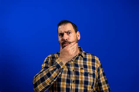 질문 펜시브 표현에 대해 생각 턱에 손으로 고립 된 파란색 배경 위에 회색 머리를 가진 잘 생긴 중년 노인 웃고 사려 깊은 얼굴 의심 개념 결심에 대한 스톡 사진 및 기타