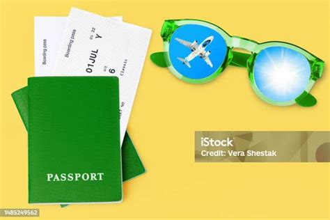 녹색 여권 탑승권 항공권 선글라스 비행기 하늘색의 하늘 여름 휴가 휴가 개념 여행 배너 국제 항공사 관광 노란색 배경 복사 공간 0명에 대한 스톡 사진 및 기타 이미지