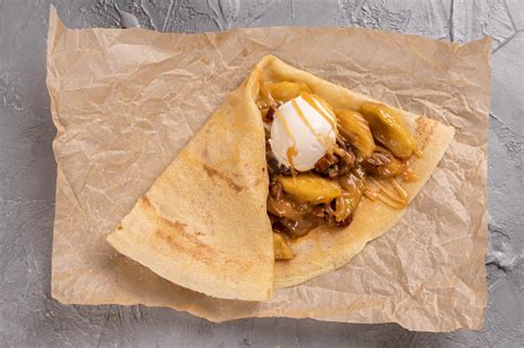 과일과 견과류로 채워진 크레페 아이스크림 공과 함께 제공됩니다 얇은 팬케이크 달콤한 디저트 견과에 대한 스톡 사진 및 기타 이미지 Istock