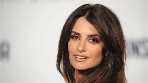 Bye Bye Boring Brown—penelope Cruz Is Practically Begging You To Try This Much Sexier Eyeshadow