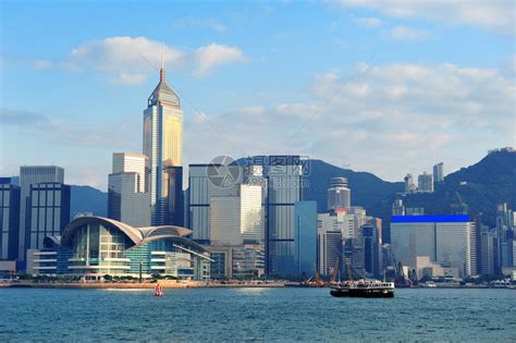 香港维多利亚港的城市建筑白天有蓝色的天空船和云彩高清图片下载 正版图片503441954 摄图网