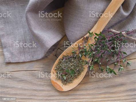 나무 숟가락에 허브를 건조하고 나무 테이블에 냅킨과 흉골 잔디의 나뭇 가지 평면 레이아웃 요리 한방 의학 동종 요법 및 미용에