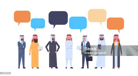 흰색 배경 전체 길이 아랍 비즈니스 남성 전통 옷을 입고 위에 채팅 거품으로 아랍어 남자 그룹 기업 재무와 산업에 대한 스톡 벡터 아트 및 기타 이미지 Istock