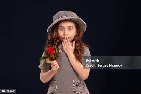 검은 배경에 포즈를 취하는 길고 곱슬 머리로 사랑스러운 어린 아이의 스튜디오 샷 갈색 머리에 대한 스톡 사진 및 기타 이미지 갈색 머리 감정 검은색 Istock