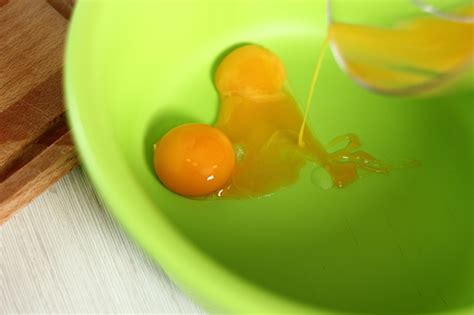 그릇에 생 달걀 노른자를 붓습니다 감자와 부리 필로 파이 만들기 시리즈 계란 노른자에 대한 스톡 사진 및 기타 이미지 계란 노른자 날것 달걀 Istock