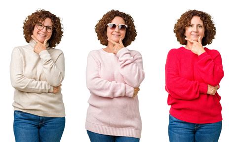 흰색 위에 겨울 스웨터를 입고 중 고위 여자의 콜라주 배경 교차 팔 및 손을 턱에 미소와 함께 카메라에 자신감 찾고 고립 긍정적인 생각 갈색 머리에 대한 스톡 사진 및 기타