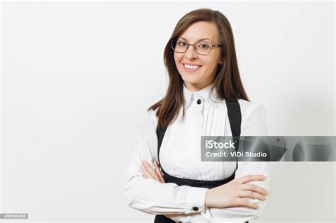 흰색 바탕에 검은 양복 흰 셔츠에 안경 넘어 손을 잡고 웃는 브라운 헤어 비즈니스 여자 절연 아름 다운 백인 영 관리자 또는 작업자 합니다 광고에 대 한 공간을 복사 합니다